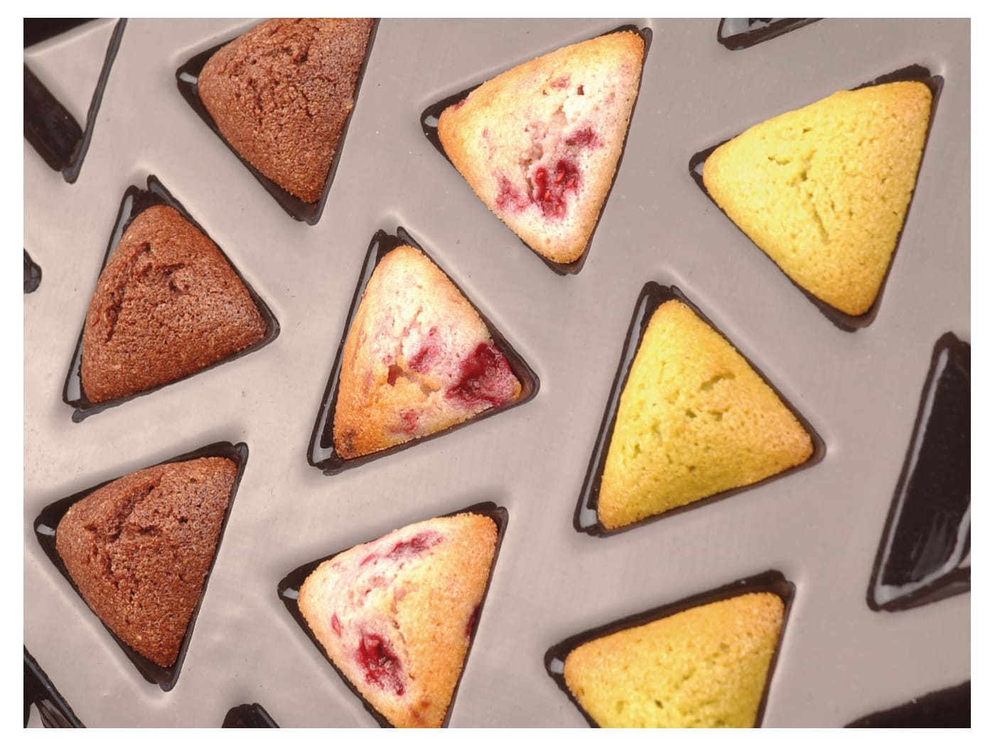 Non-Stick Silicone Mould - 80 Triangles 4.8 x 4.1 x 1cm - 60 x 40cm ...