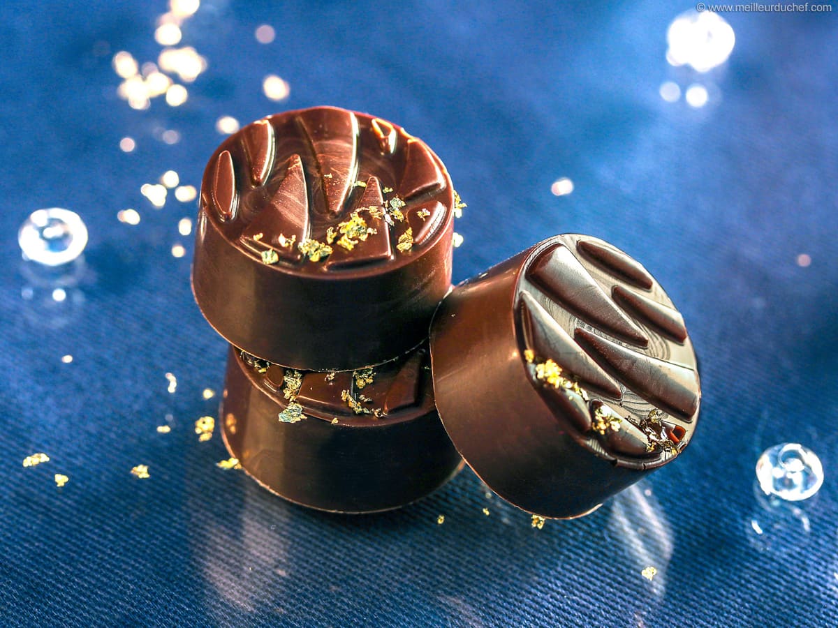 Chocolat fourré au chocolat au lait caramel biscuité - La recette ...