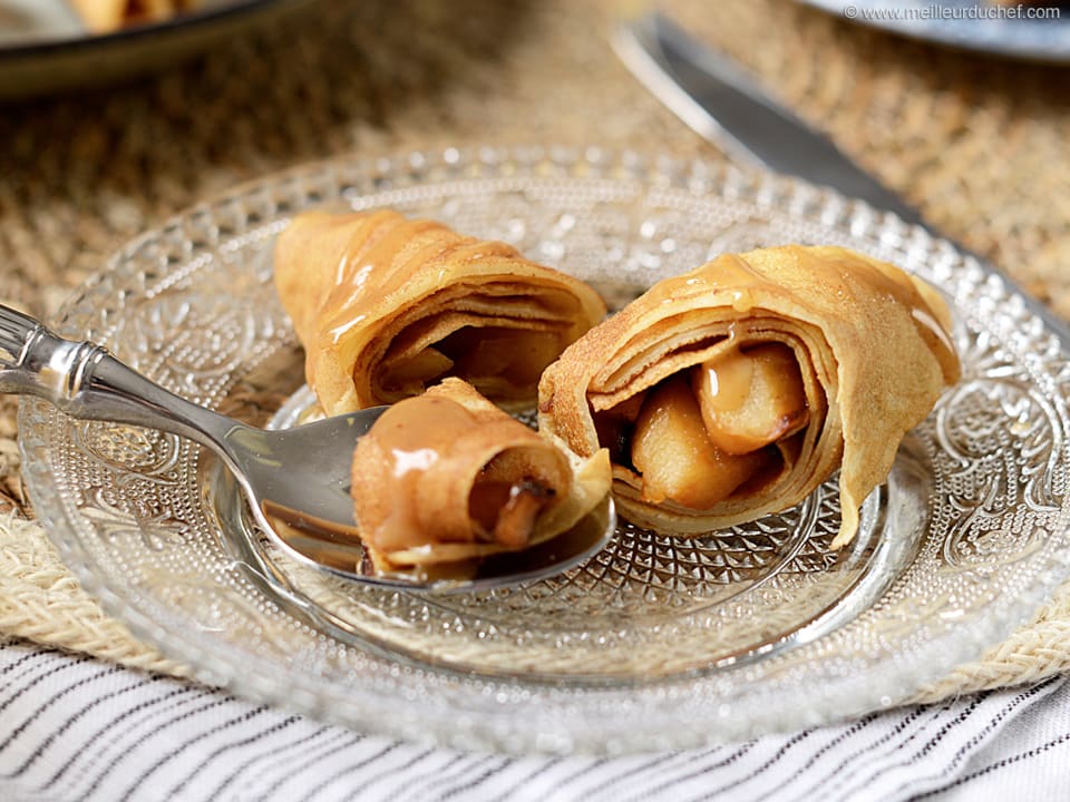 Crêpes fourrées aux pommes, sauce caramel - Notre recette illustrée ...