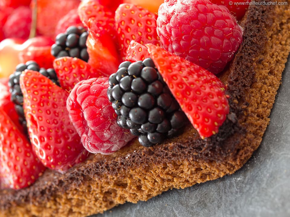 Tarte aux fruits rouges sur son sablé Breton et sa crème d'amandes ...