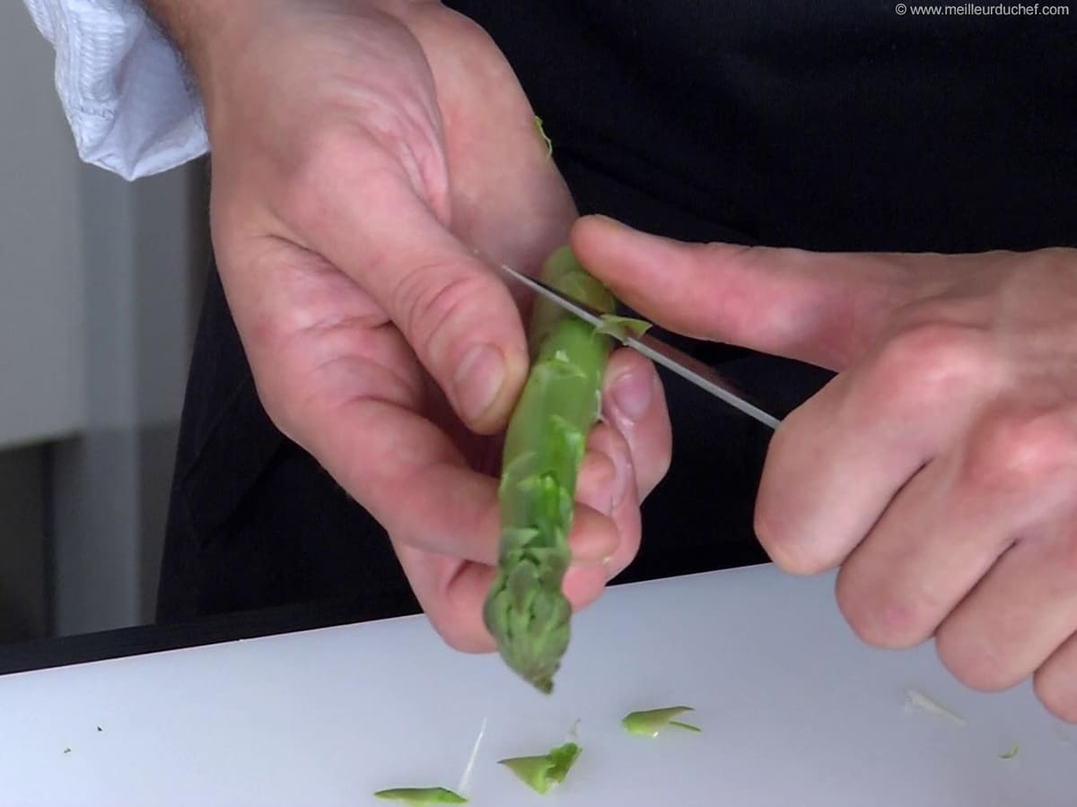 Pealing asparagus - Our recipe - Meilleur du Chef
